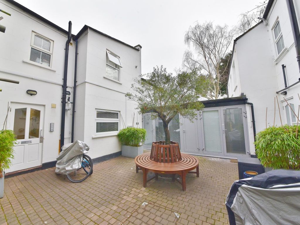 2 bed flat to rent in Hampton Road, Twickenham TW2, £1,700 pcm - Zoopla