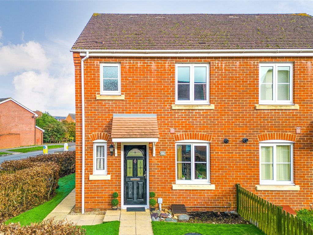 3 Bed Semi Detached House For Sale In Urquhart Road Thatcham