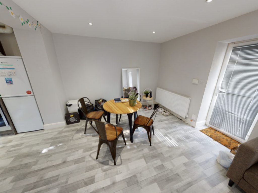 2 bed flat to rent in Victoria Road, Leeds LS6, £650 pppm - Zoopla