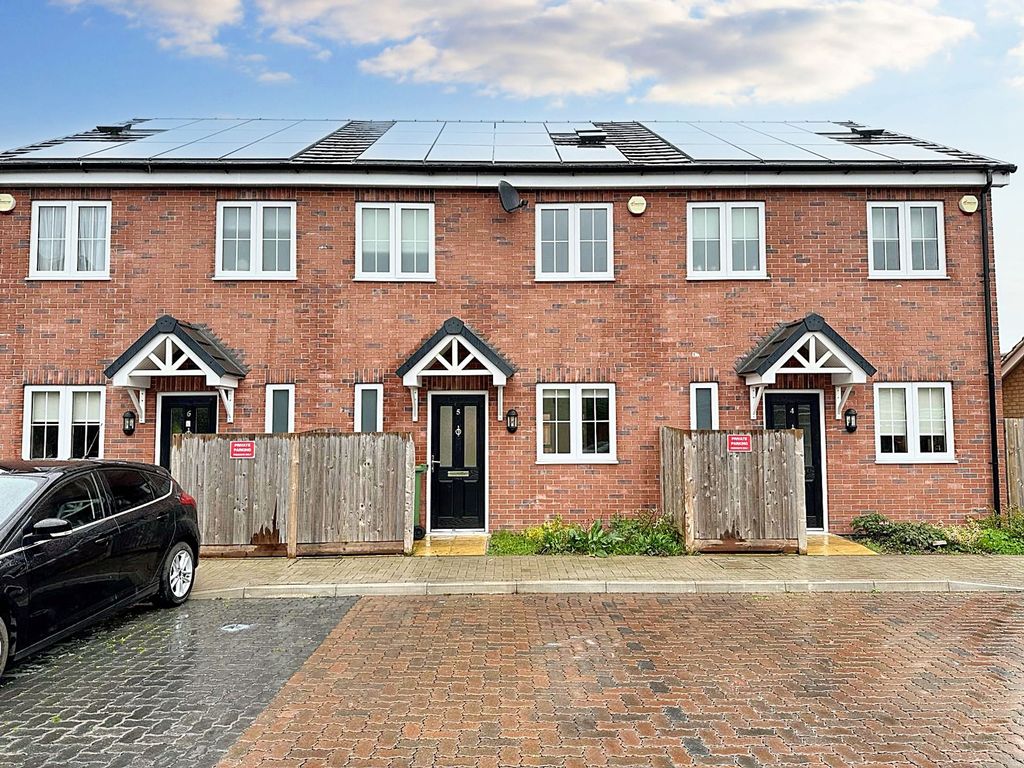 3 Bed Terraced House To Rent In East Hall Close Sittingbourne Me10 £