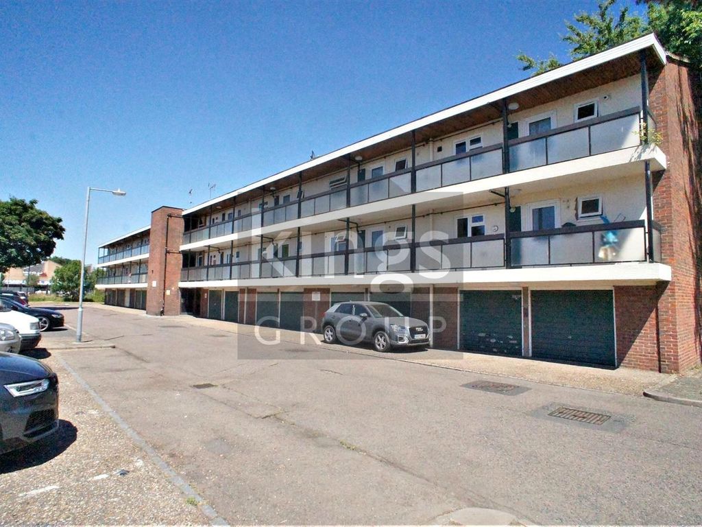 2 bed flat for sale in Maynard Court, Waltham Abbey EN9, £209,995 - Zoopla