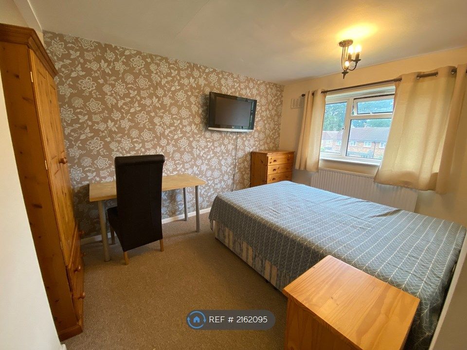 Room to rent in Northgate, Crawley RH10, £700 pcm - Zoopla