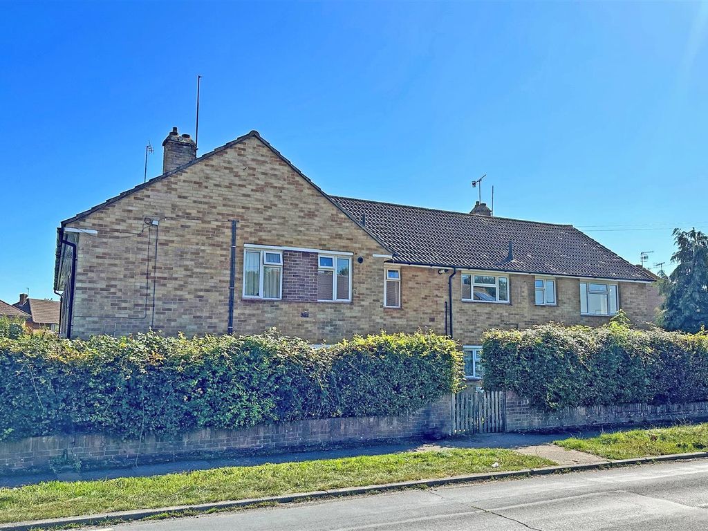 2 bed flat for sale in Tilers Way, Reigate RH2, £260,000 - Zoopla