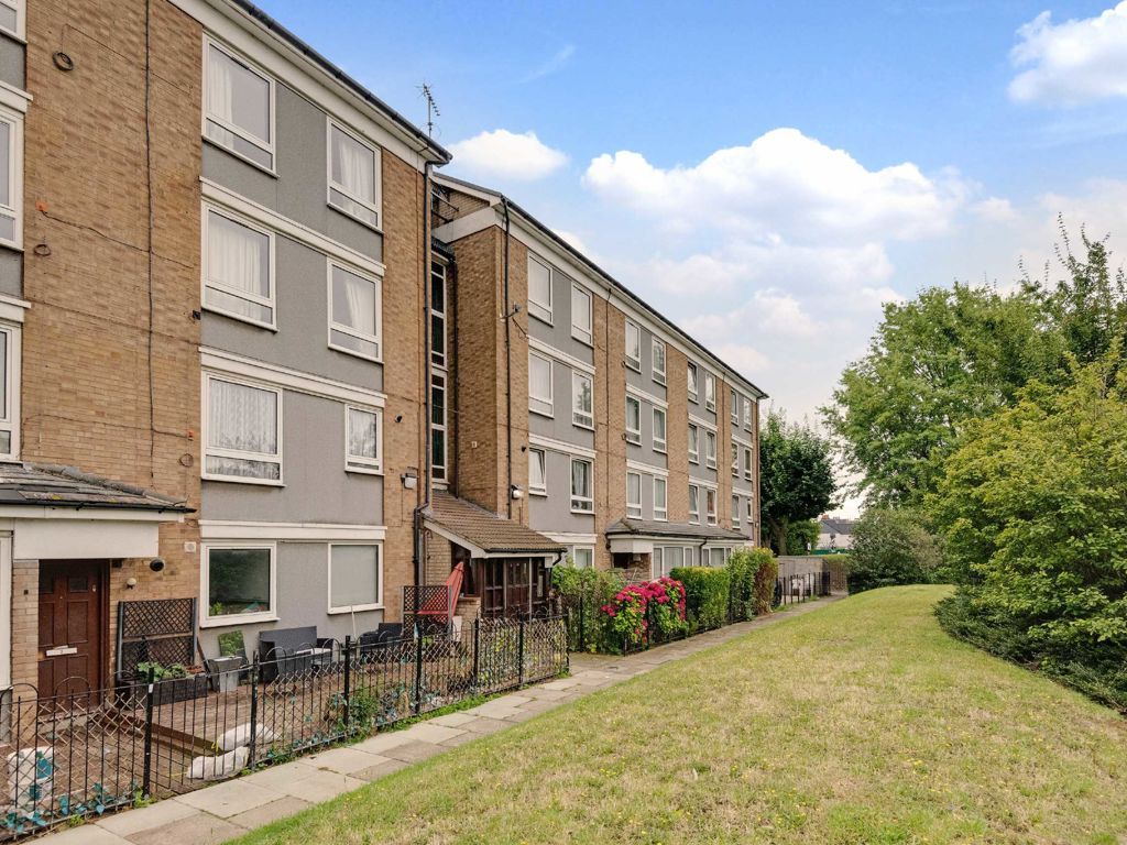 2 bed flat for sale in Clem Attlee Court, London SW6, £350,000 - Zoopla