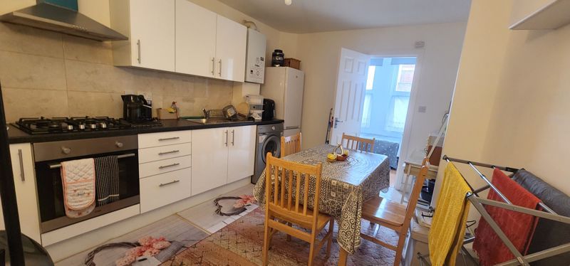 3 bed flat to rent in Oulton Road, London N15, £1,850 pcm - Zoopla