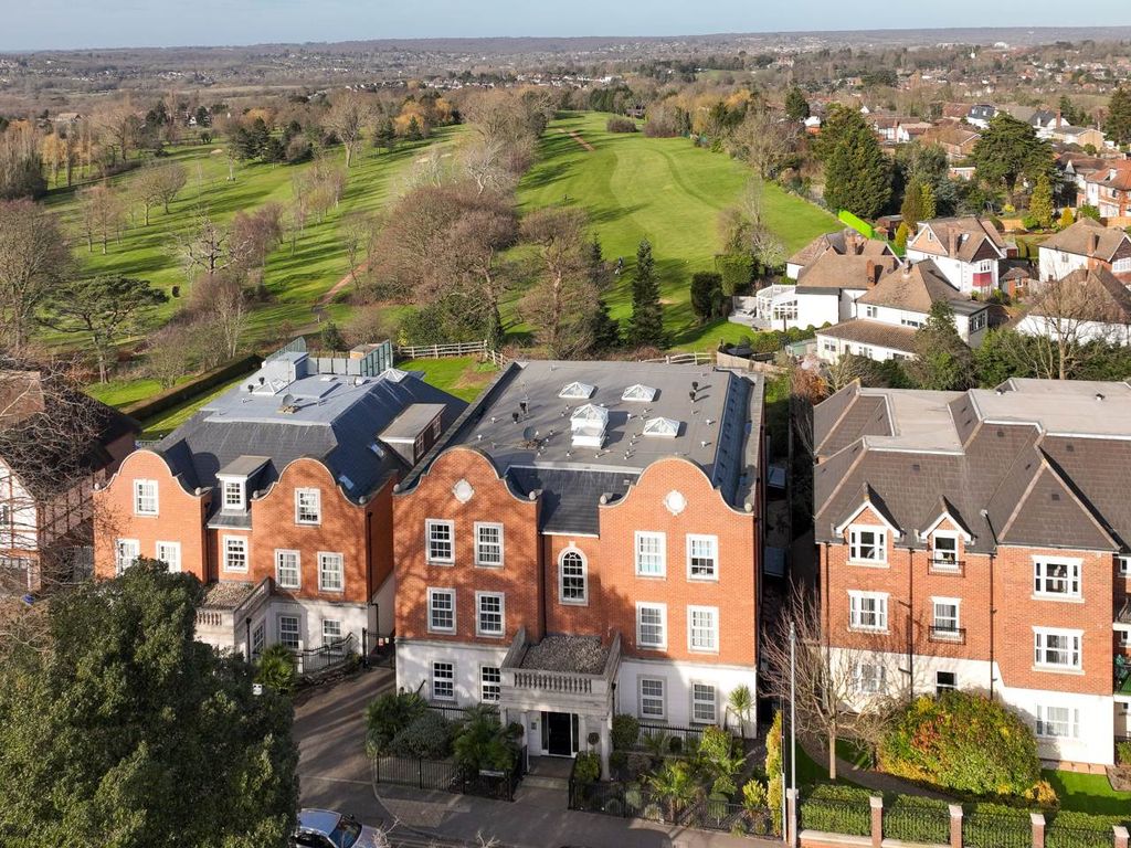 3 bed flat for sale in Manor Road, Chigwell IG7, £955,000 - Zoopla