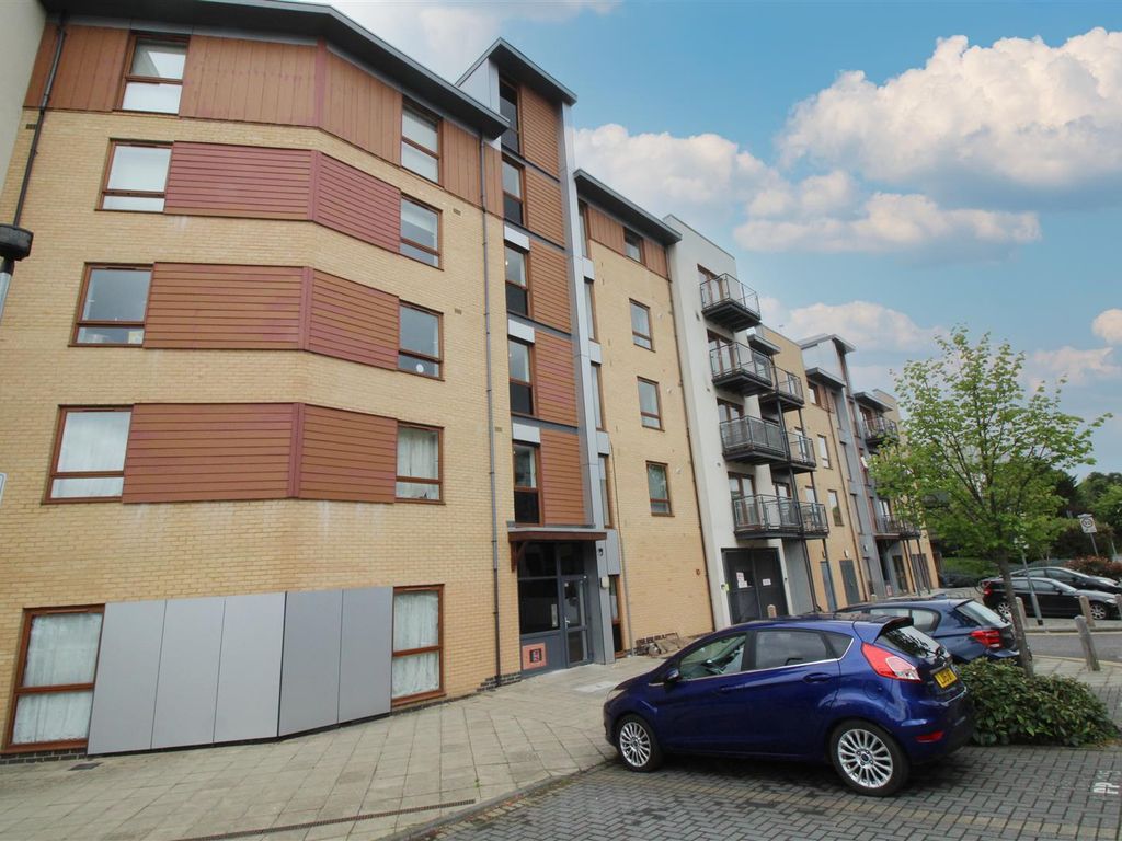 1 bed flat to rent in Commonwealth Drive, Three Bridges, Crawley, West ...