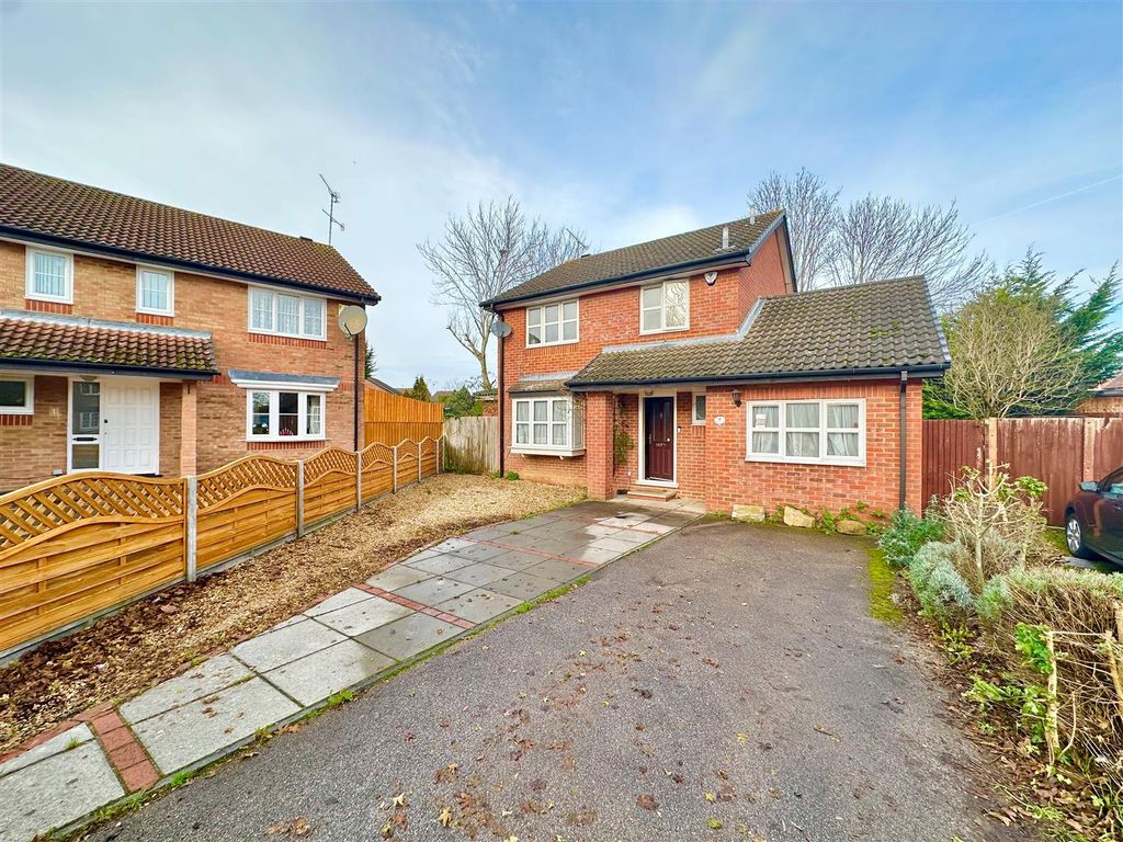 3 bed detached house for sale in Catesby Green, Luton LU3, £450,000 ...
