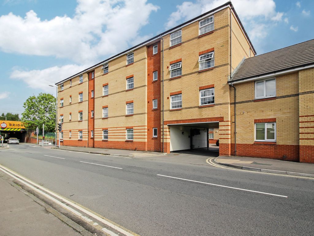 1 bed flat to rent in Corporation Street, Town Centre, Swindon SN1, £ ...