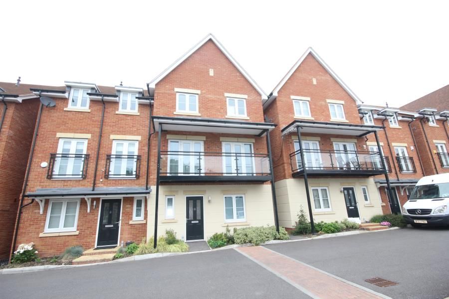 6 bed property to rent in Denton Way, Slough SL3, £3,250 pcm - Zoopla