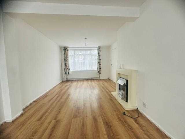 3 bed property to rent in Long Furlong Drive, Slough SL2, £1,850 pcm ...
