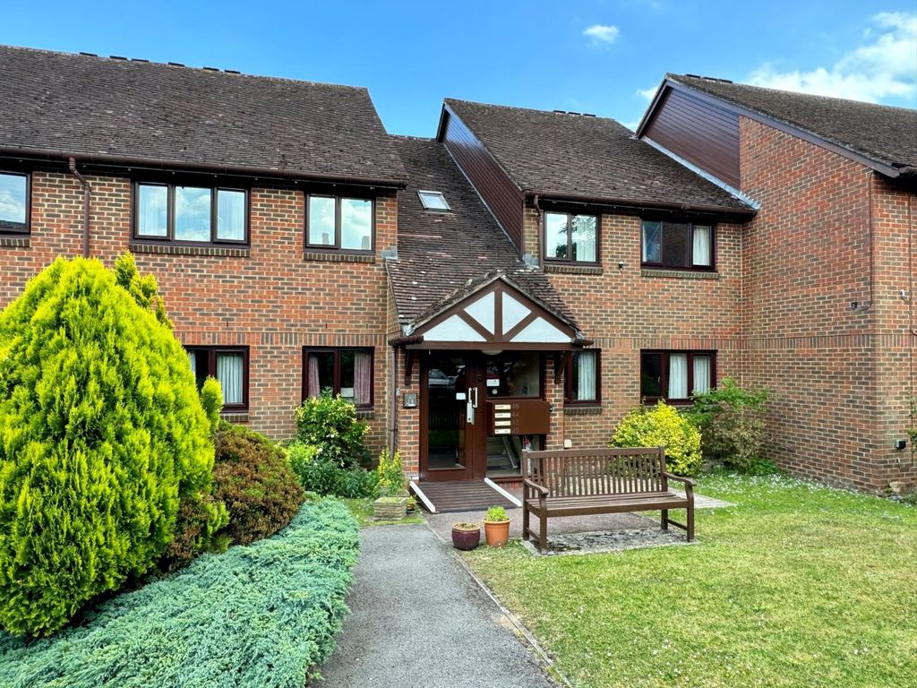 2 bed flat for sale in Adams Way, Alton, Hampshire GU34, £130,000 - Zoopla