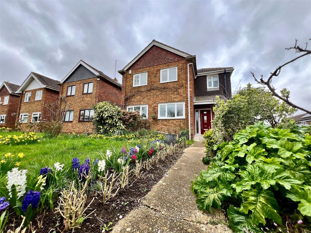 4 Bed Link Detached House For Sale In Otterham Quay Lane Rainham