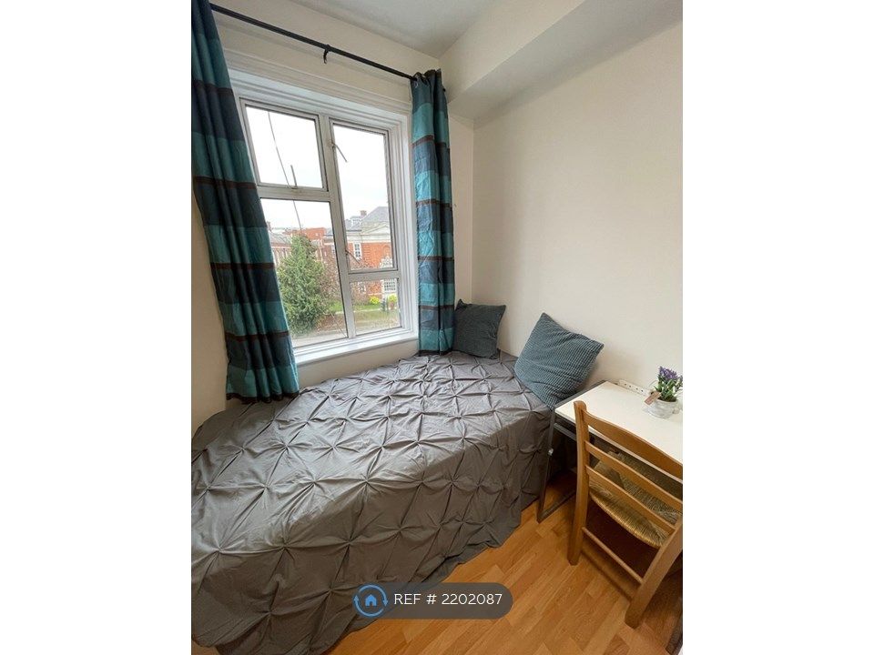 Studio to rent in Burroughs Parade, London NW4, £1,050 pcm - Zoopla