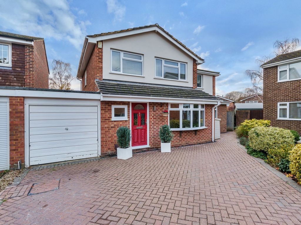 4 Bed Link Detached House For Sale In Yarnold Close Wokingham