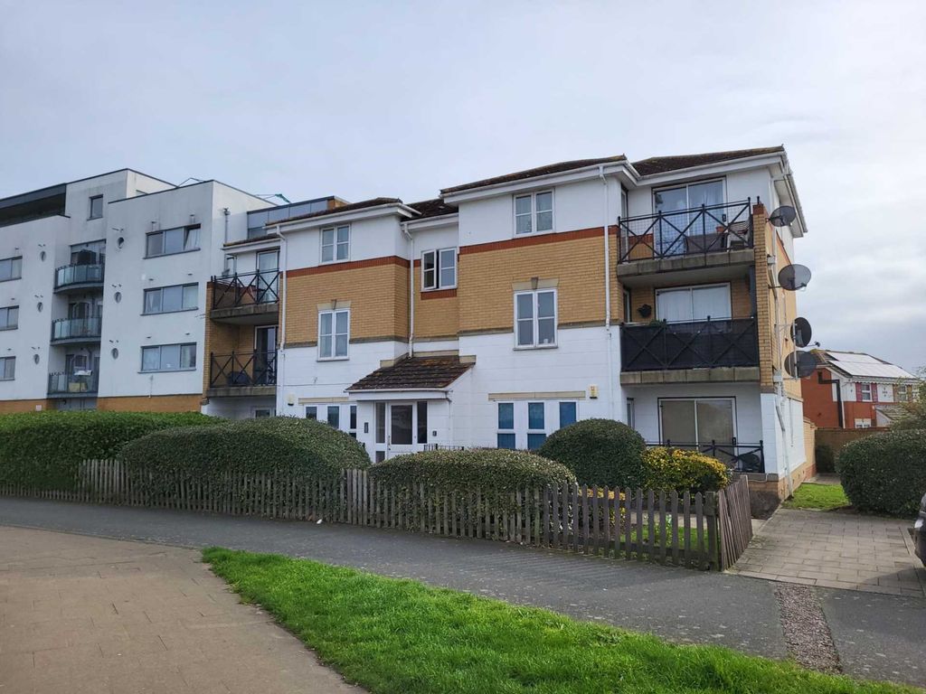 2 bed flat to rent in Princess Alice Way, London SE28, £1,500 pcm - Zoopla