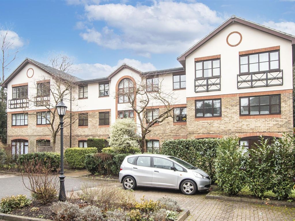 2 bed flat to rent in Heathview Court, Parkside, London SW19, £2,250 ...