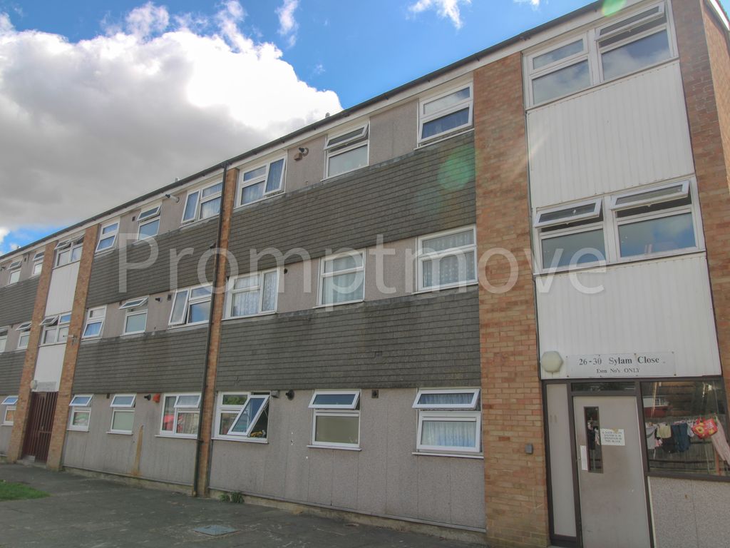 2 bed property to rent in Sylam Close, Luton LU3, £1,250 pcm - Zoopla