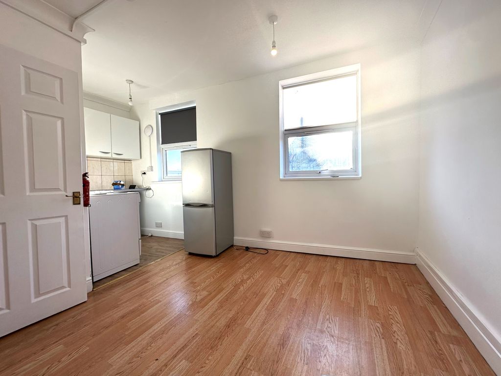 1 bed flat to rent in Broad Lane, London N15, £1,150 pcm - Zoopla