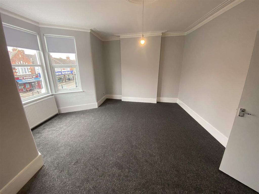 3 bed flat to rent in Lordship Lane, Wood Green N22, £2,400 pcm - Zoopla