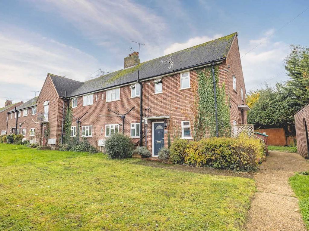 2 bed maisonette for sale in Queens Close, Old Windsor SL4, £360,000 ...