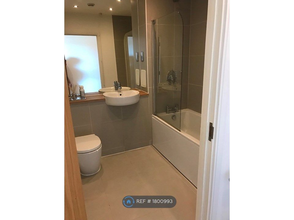 2 bed flat to rent in Dartford, Crayford, Dartford DA1, £1,600 pcm - Zoopla