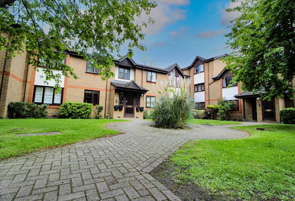 1 bed flat to rent in Manor Vale, Boston Manor Road, Brentford TW8, £ ...