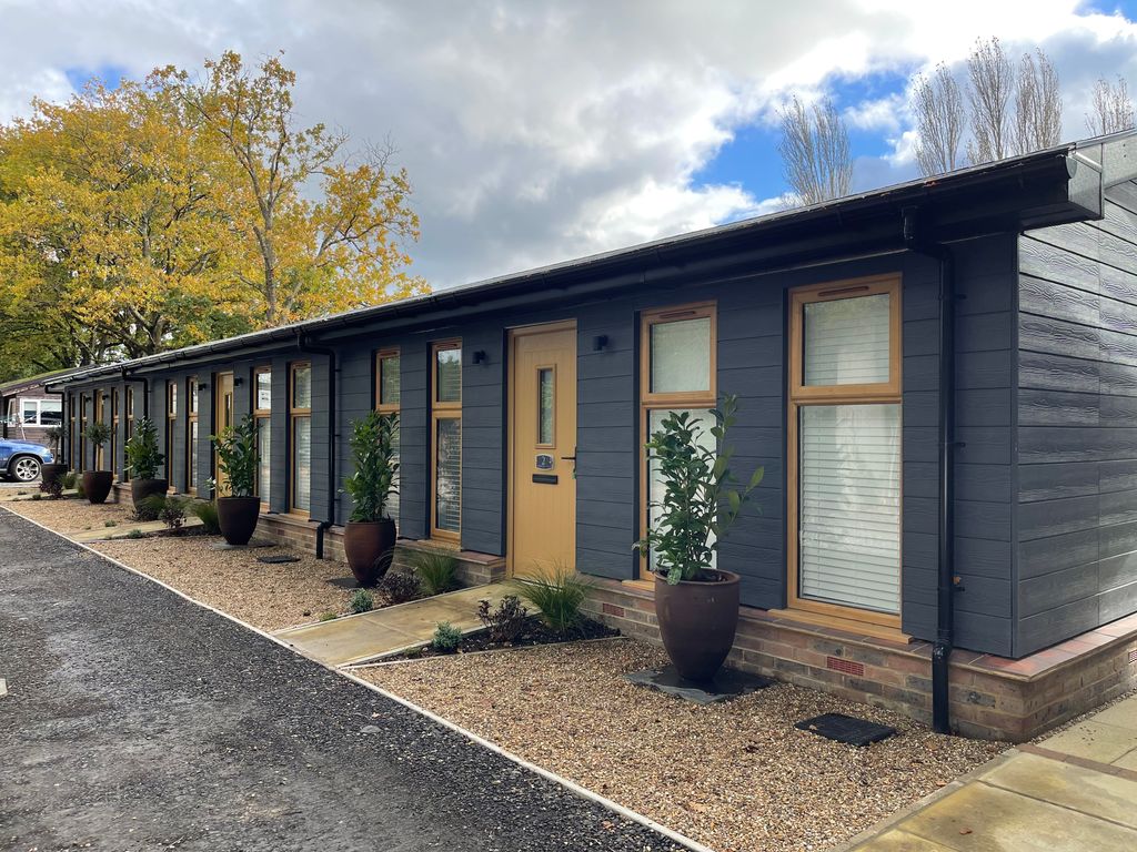 1 bed bungalow to rent in Redehall Road, Smallfield RH6, £1,000 pcm ...