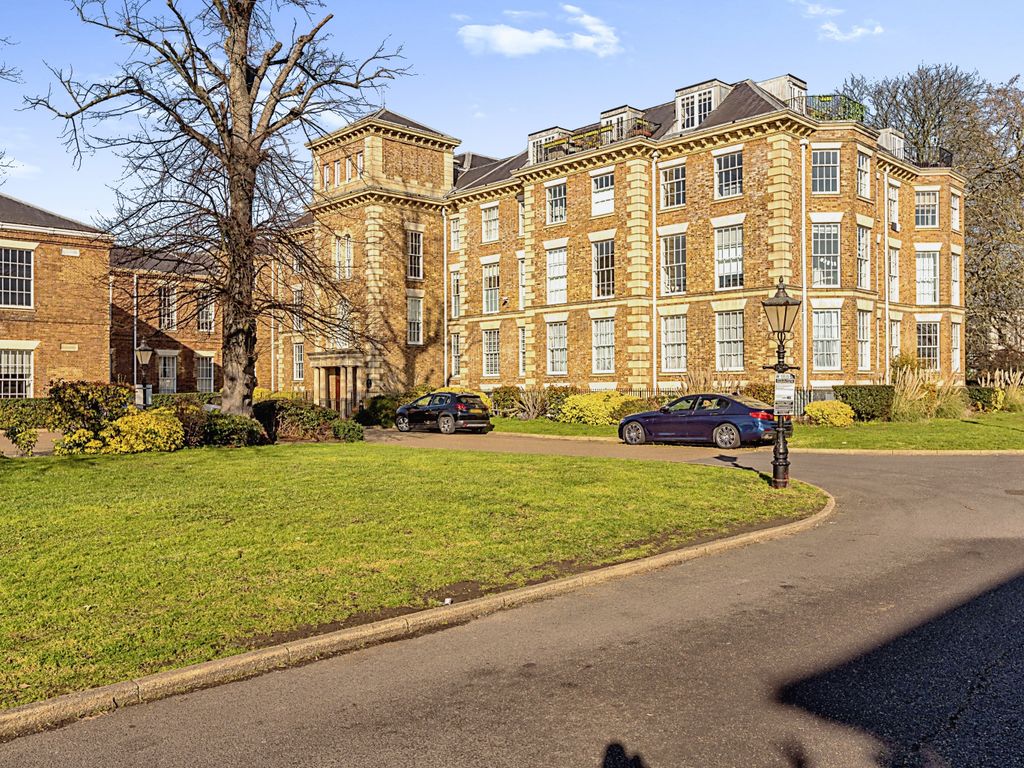 2 bed flat for sale in Royal Drive, London N11 - Zoopla