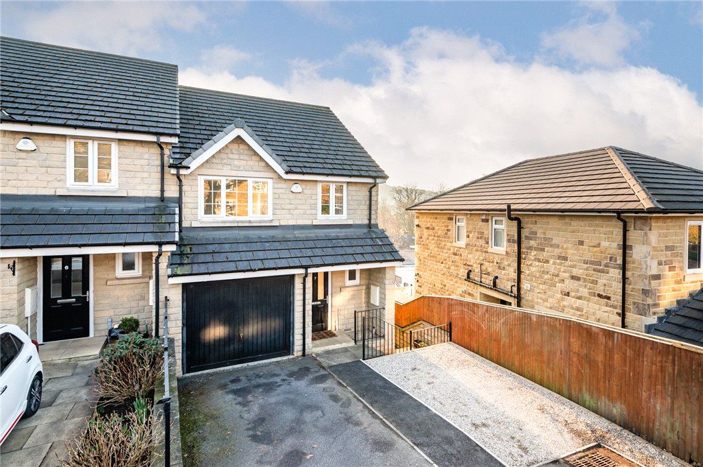 4 bed town house for sale in Wharf View, The Drive, Bingley BD16, £ ...