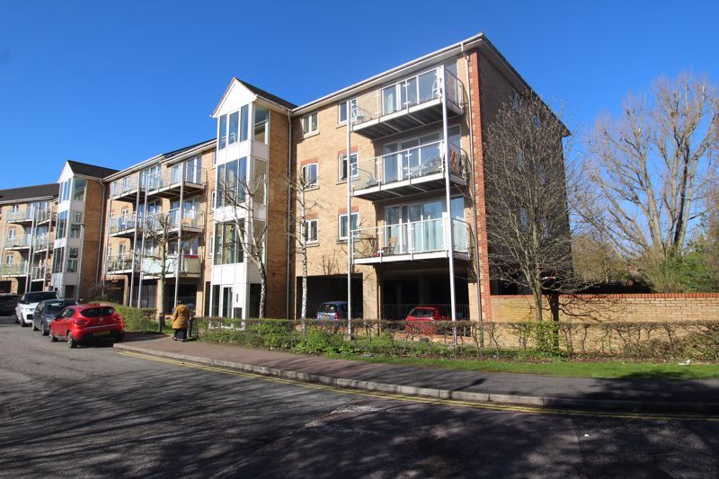 2 bed flat for sale in Foxglove Way, Luton LU3 - Zoopla