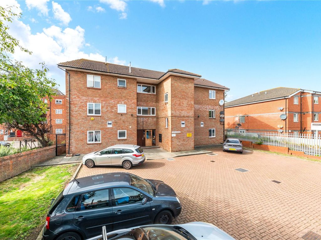 1 bed flat for sale in Old Bromley Road, Bromley, Kent BR1, £220,000 ...