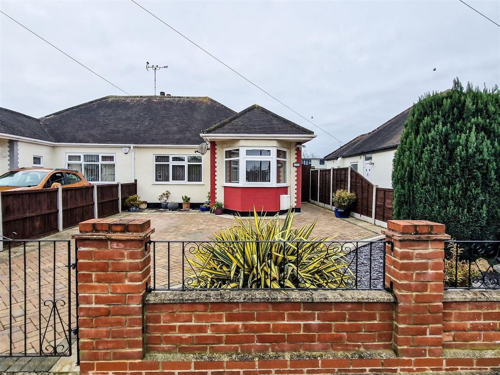 2 Bed Semi Detached Bungalow For Sale In Hampton Gardens Southend On