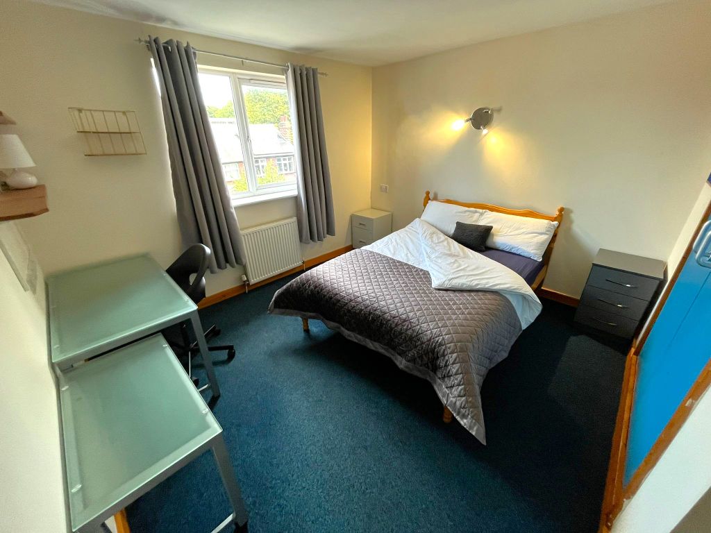 Room to rent in Russell Road, Nottingham NG7, £498 pcm - Zoopla