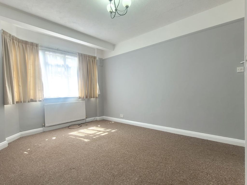 2 bed flat to rent in Glebe Court, London W7, £1,800 pcm - Zoopla