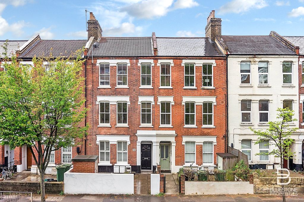 3 bed flat to rent in Coldharbour Lane, London SE5, £2,749 pcm - Zoopla