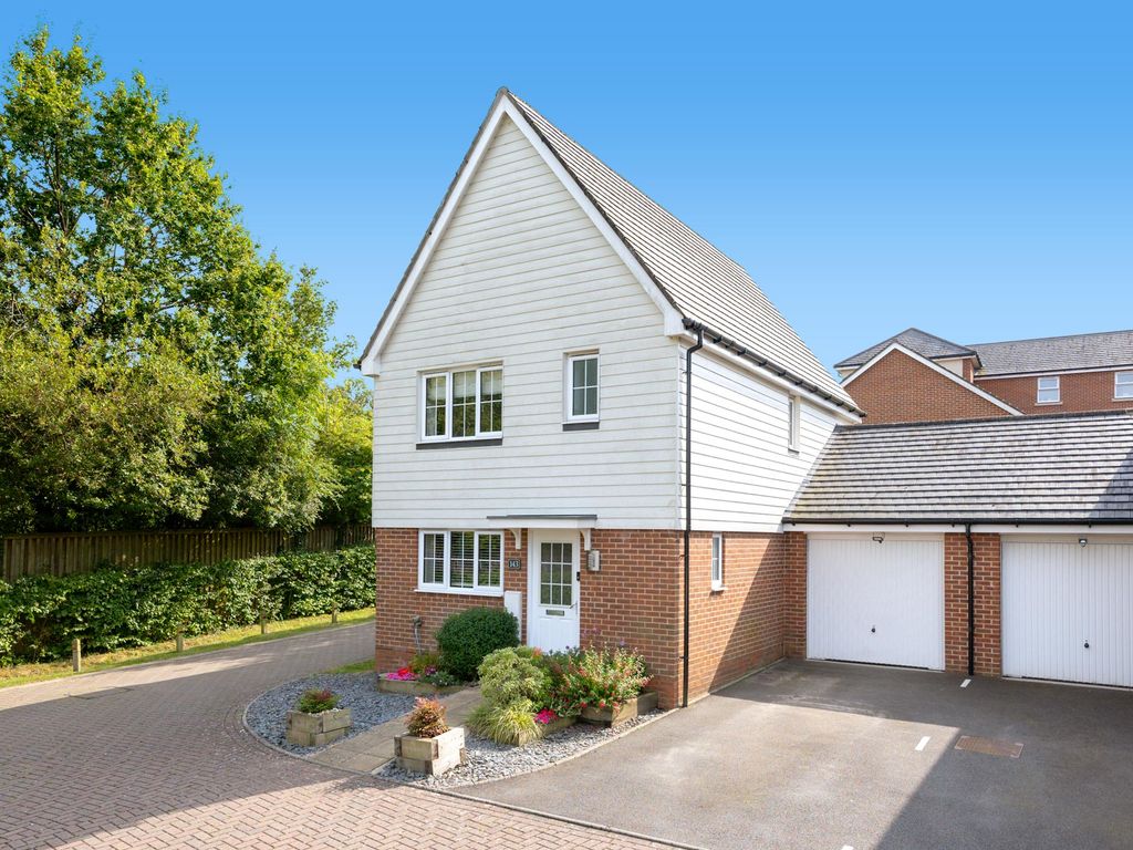 3 bed link detached house for sale in Roman Lane, Horsham RH13, £ ...