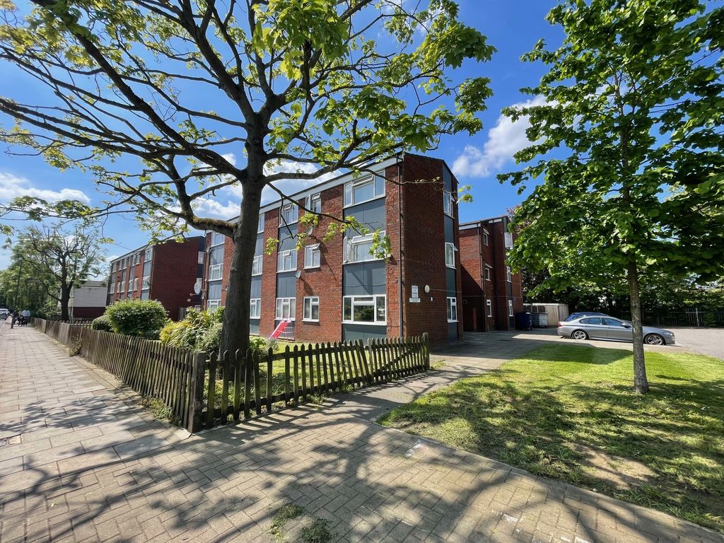 2 bed flat to rent in Stuart Avenue, Harrow HA2, £1,495 pcm - Zoopla