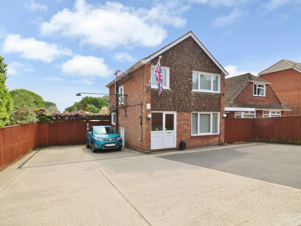 3 bed detached house for sale in Bursledon Road, Hedge End SO30 - Zoopla