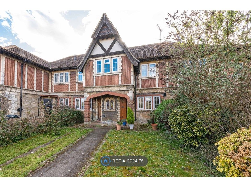 2 bed flat to rent in Between Streets, Cobham KT11, £2,000 pcm - Zoopla