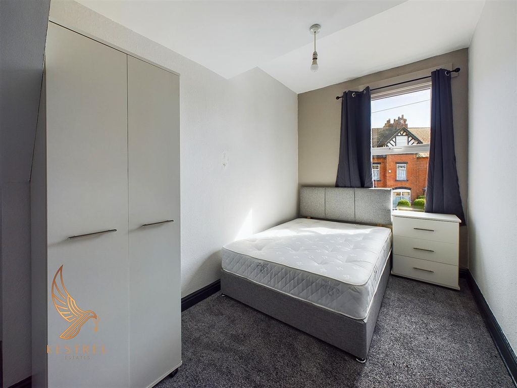 Room to rent in Lower York Street, Wakefield WF1, £550 pcm - Zoopla