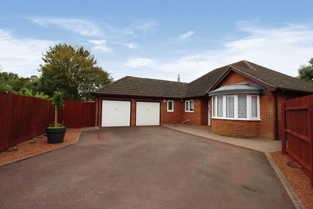 3 bed detached bungalow for sale in Riverside Mead, Peterborough, Cambs ...