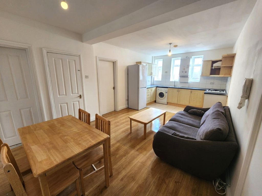 Room to rent in Lewisham Way, London SE14, £1,390 pcm - Zoopla