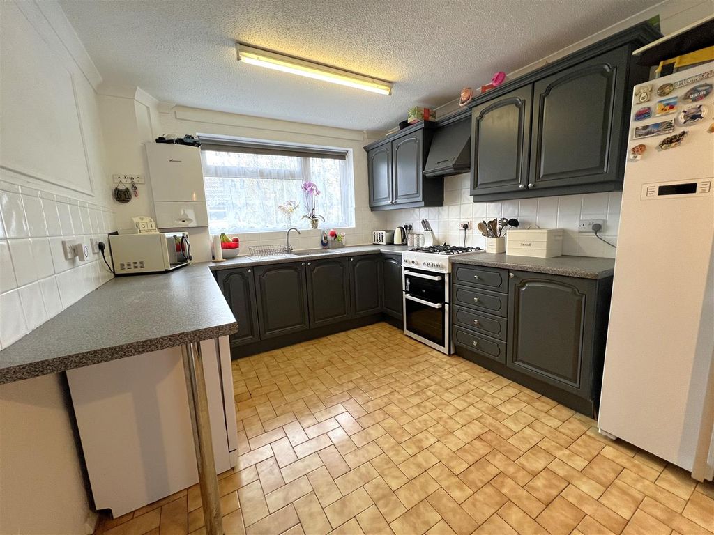 3 bed terraced house to rent in Panters, Hextable, Swanley BR8, £1,800 ...