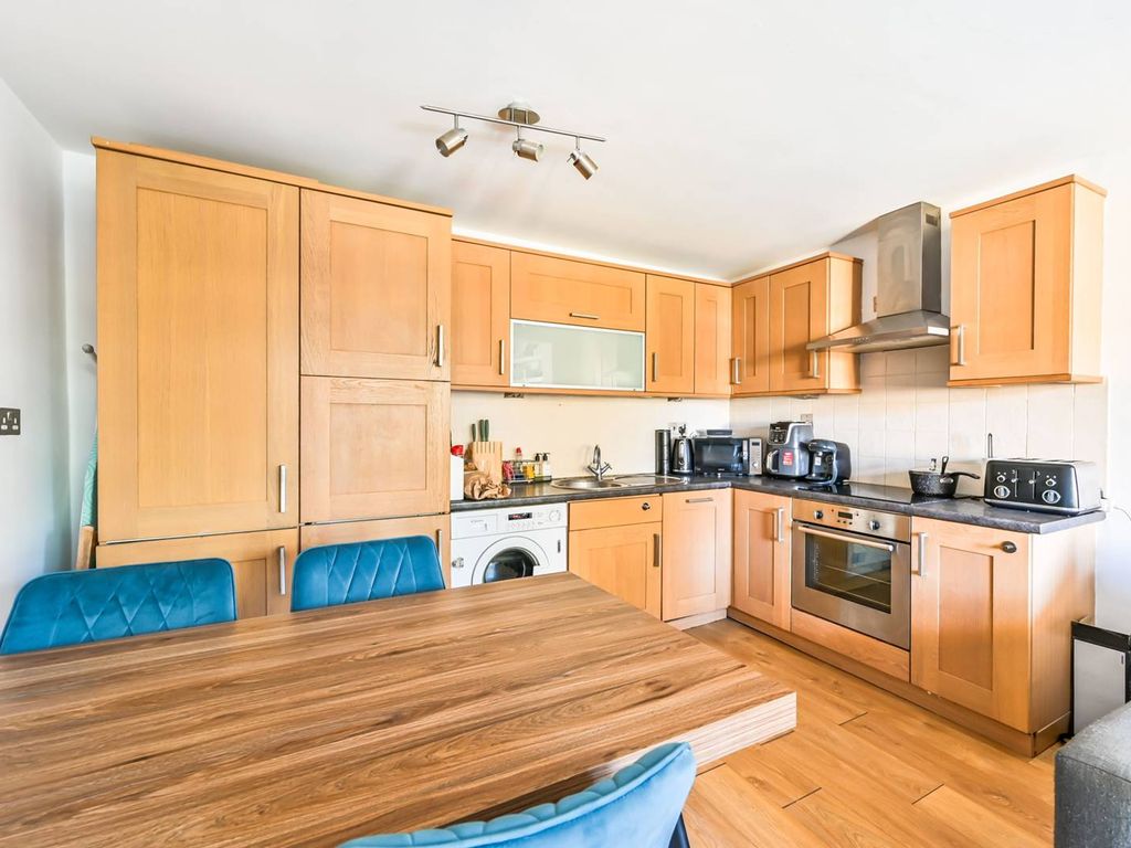 2 bed flat for sale in Trinity Road, Tooting Bec, London SW17, £550,000 ...