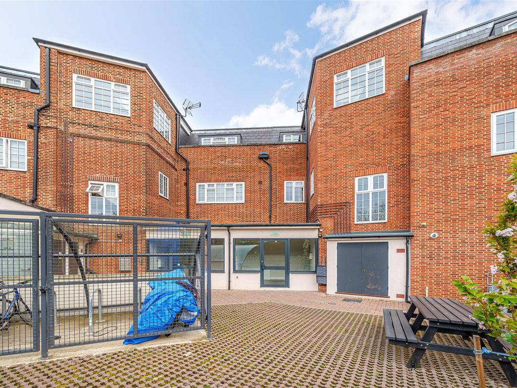 2 bed flat to rent in Manor Drive North, New Malden KT3 - Zoopla