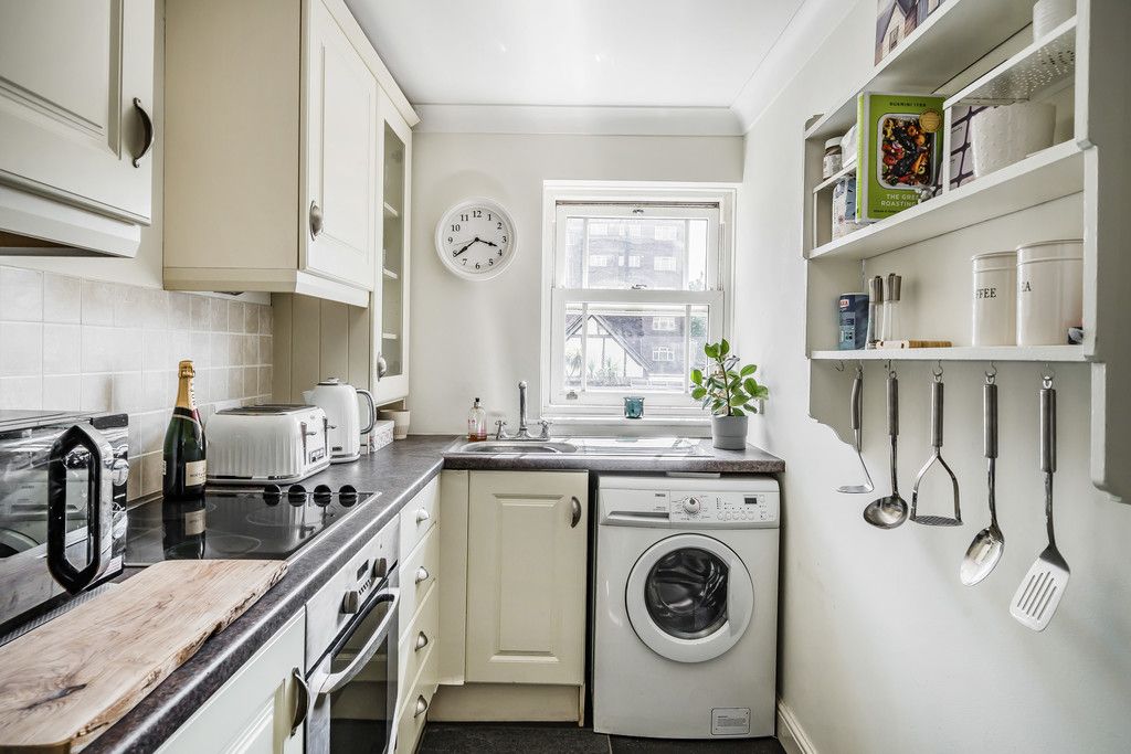 2 bed flat to rent in Castle Road, Southsea PO5, £1,200 pcm - Zoopla