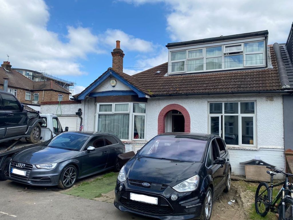 3 Bed Semi Detached Bungalow For Sale In 11 Wadeville Avenue Romford