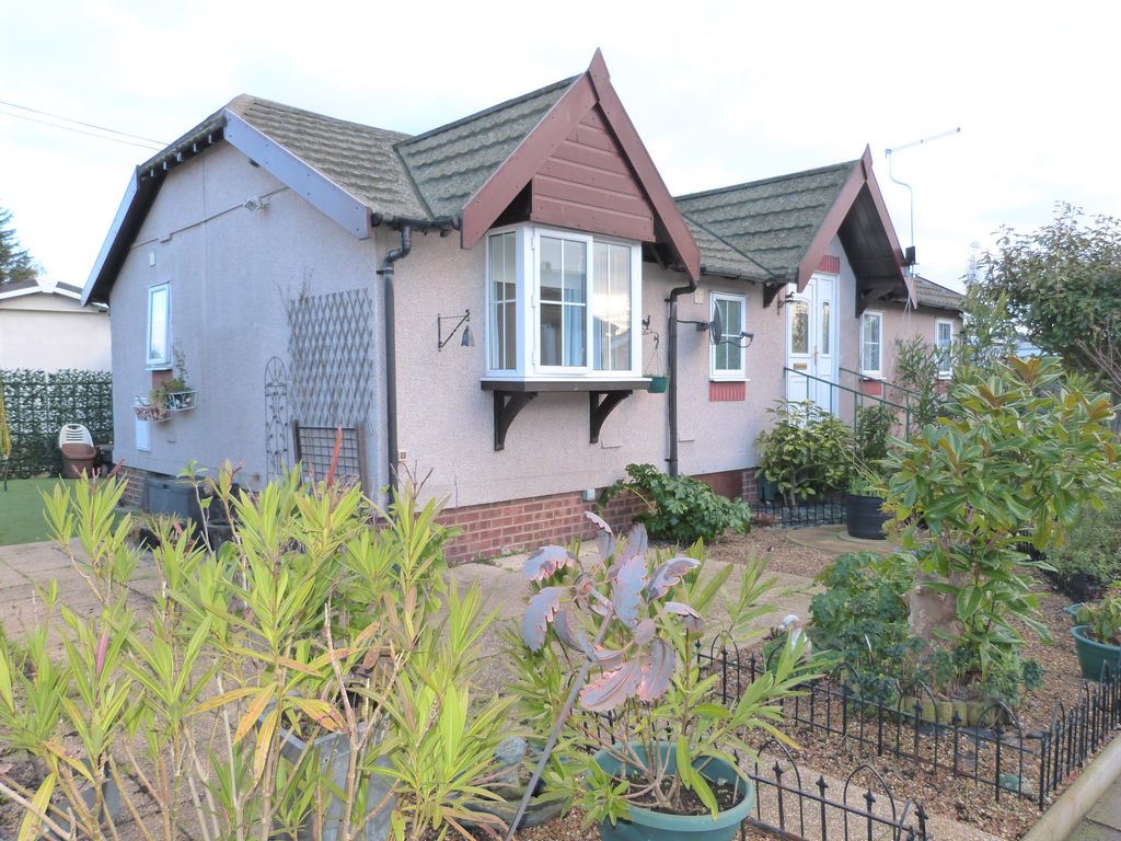 2 bed mobile/park home for sale in Longcroft Drive, Waltham Cross EN8 ...