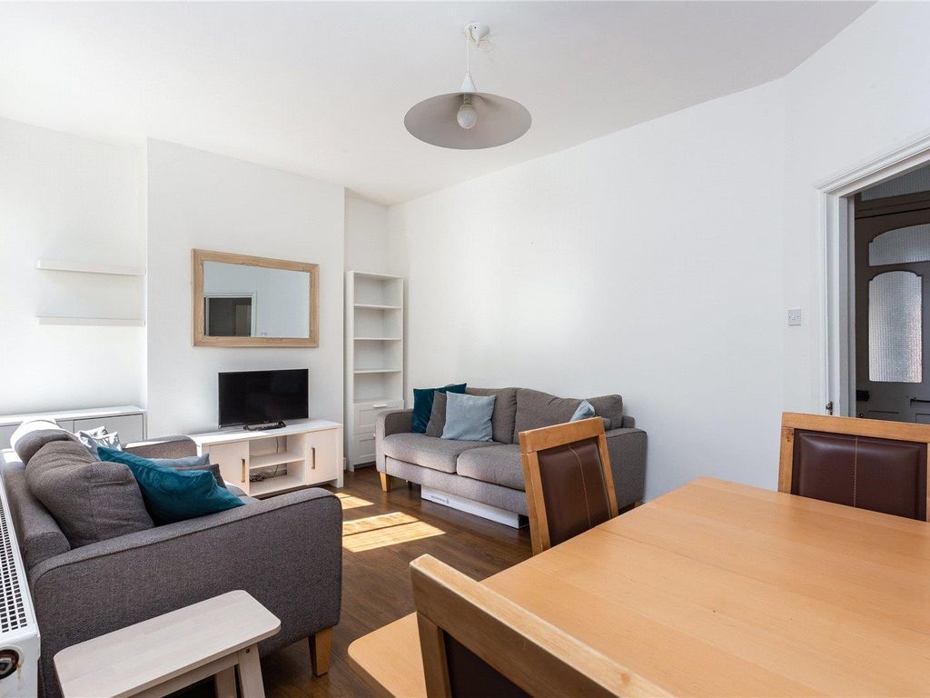 3 bed flat to rent in Cato Road, London SW4, £3,100 pcm - Zoopla